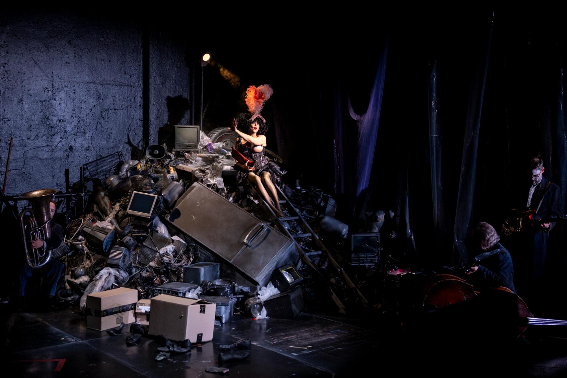 Review: Meow’s Meow’s The Red Shoes (Belvoir St Theatre) | Suzy Goes See